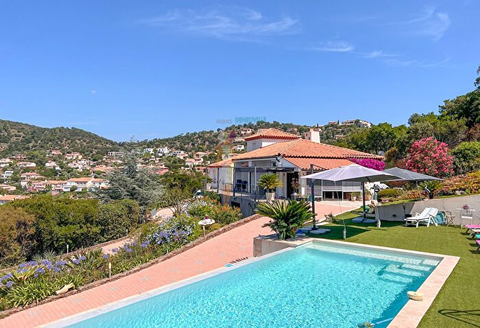 Maison à vendre - Roquebrune-sur-Argens - 6 pièces - 4 chambres