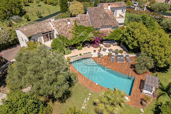 Maison à vendre - Saint-Paul-de-Vence - 7 pièces - 5 chambres