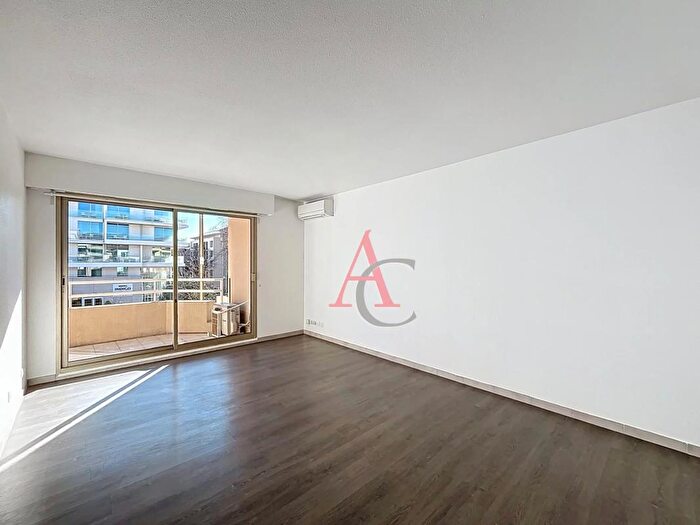 Appartement à louer - Cagnes-sur-Mer, Centre-ville - 3 pièces - 2 chambres