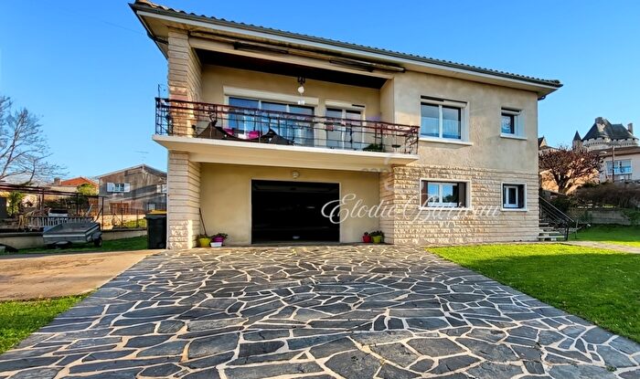 Maison à vendre - Barbezieux-Saint-Hilaire - 10 pièces - 5 chambres