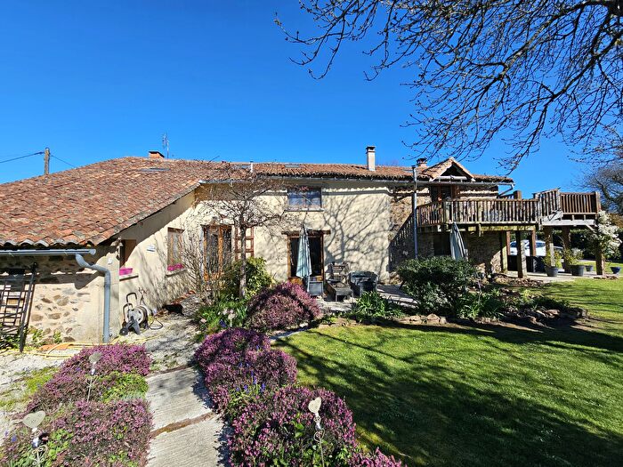 Maison à vendre - Massignac - 9 pièces - 4 chambres