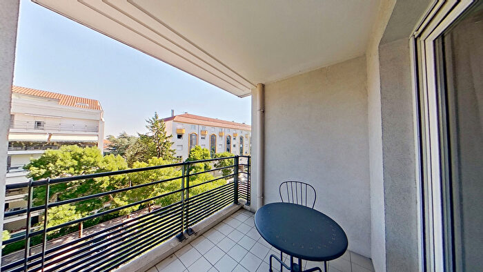 Bron, Rebufer : Appartement 2 pièces à vendre