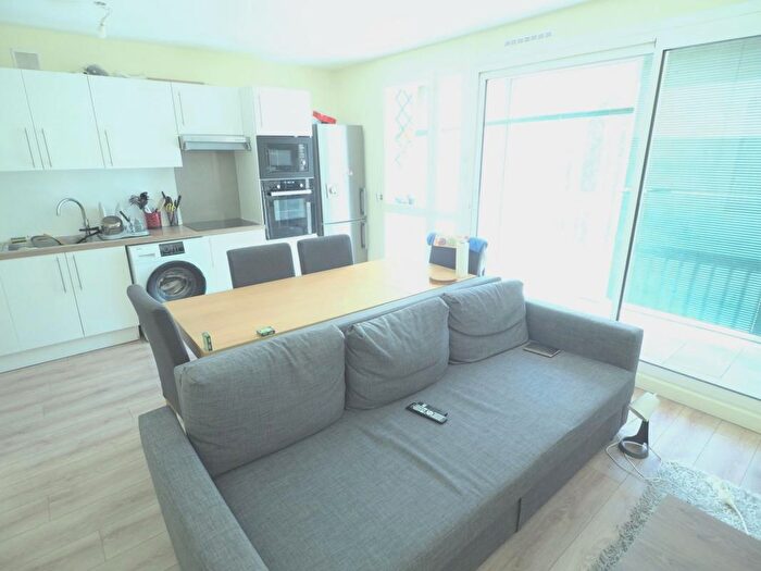 Appartement à louer - Quartiers Sud-Est, Italie - 1 pièce - 4 chambres