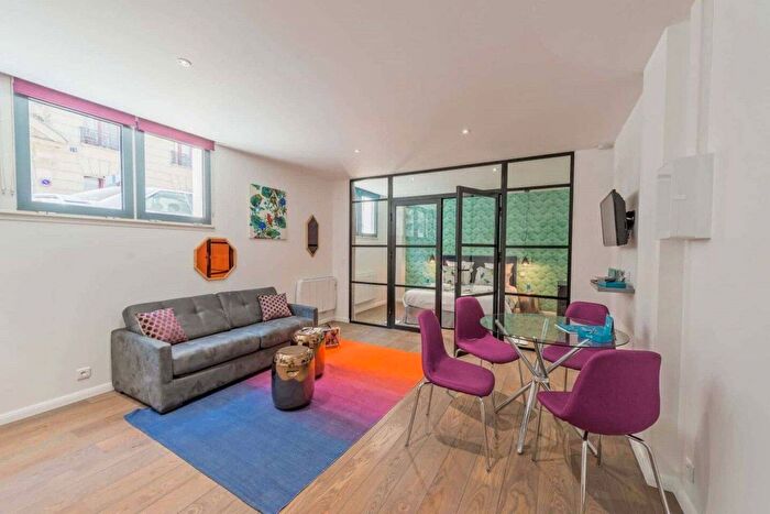 Appartement à louer - Clichy-Trinité, Paris ème arrondissement - 2 pièces - 1 chambre