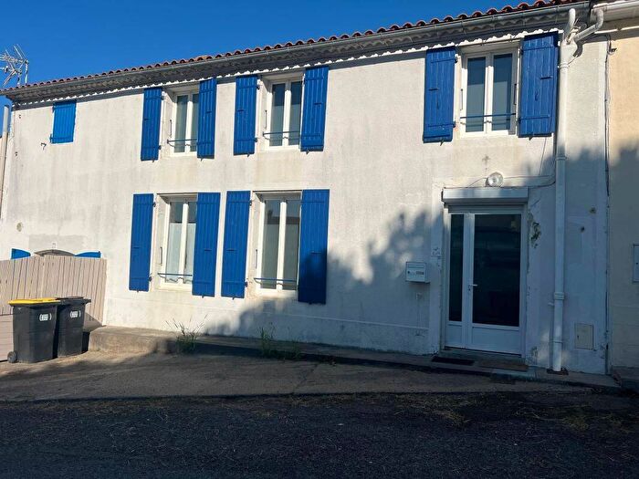Chenac-Saint-Seurin-d'Uzet : Maison 4 pièces à louer