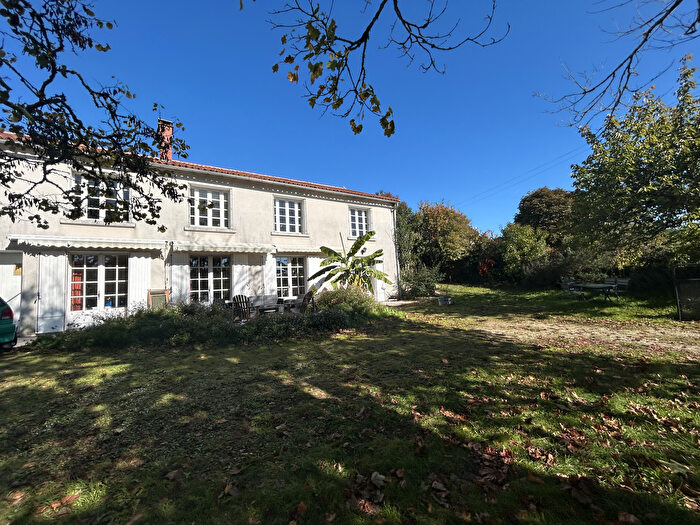 Maison à vendre - Nanteuil-en-Vallée - 8 pièces - 5 chambres