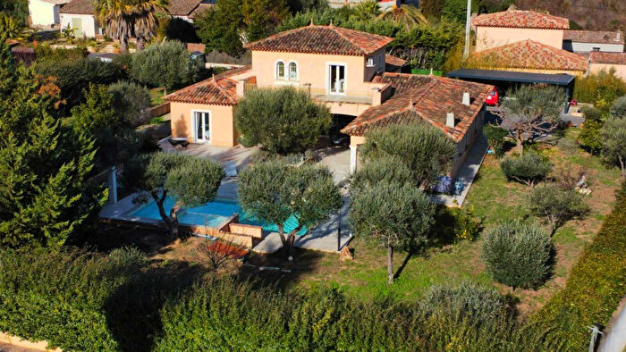 Maison à vendre - Roquebrune-sur-Argens, Les Fourques, Le Défens, Les Quatre Chemins - 7 pièces - 5 chambres