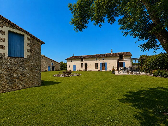 Saint-Coutant : Maison 7 pièces à vendre