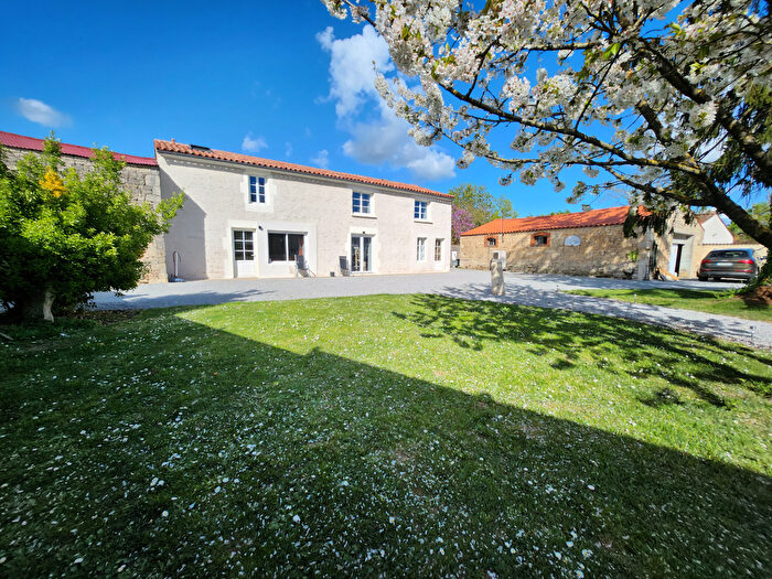 Maison à vendre - Sainte-Gemme-la-Plaine - 7 pièces - 4 chambres