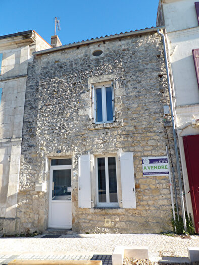 Maison 3 pièces à Saint-Savinien, à vendre
