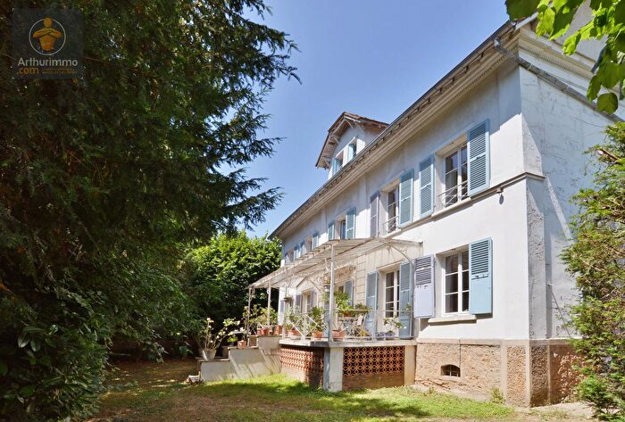 Maison à vendre - Mandres-les-Roses - 10 pièces - 8 chambres