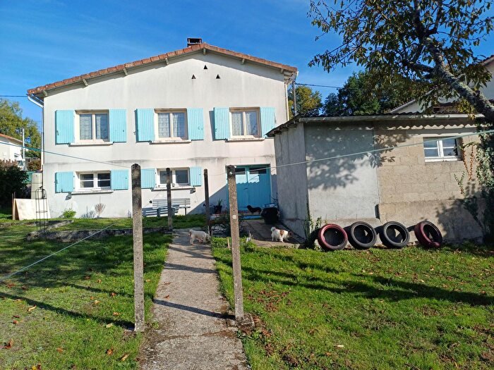 Maison à vendre - Chalais - 4 pièces - 3 chambres