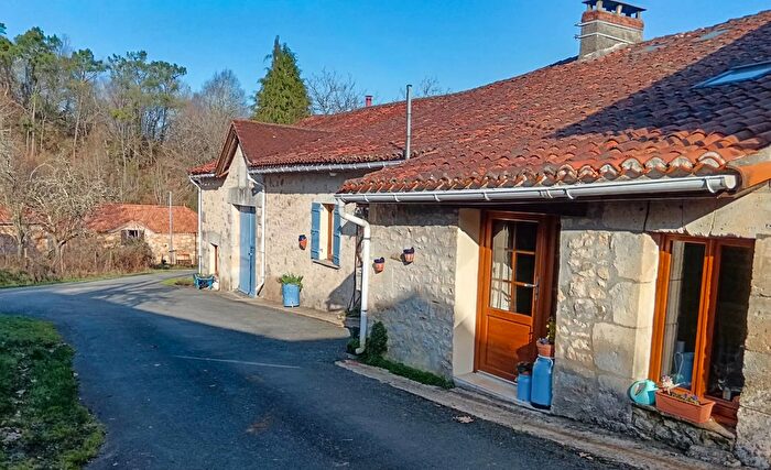 Maison à vendre - Saint-Jean-de-Côle - 13 pièces - 6 chambres