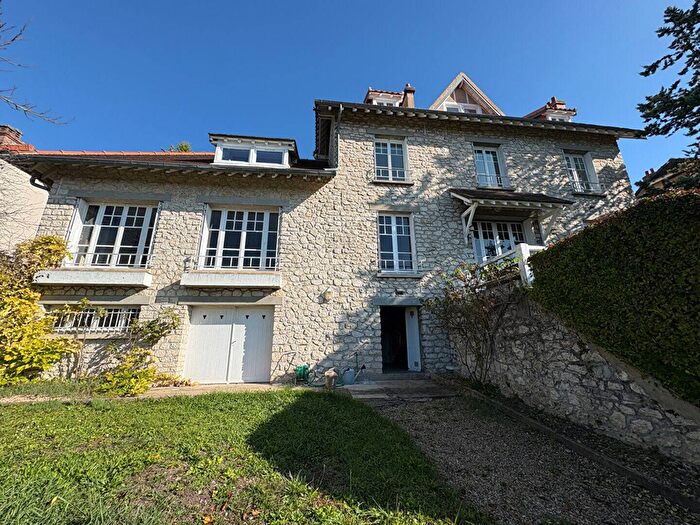 Maison à louer - Fontaine-le-Port - 9 pièces - 6 chambres