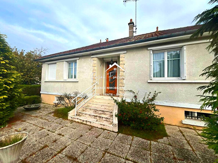 Maison à vendre - Les Ormes - 8 pièces - 4 chambres