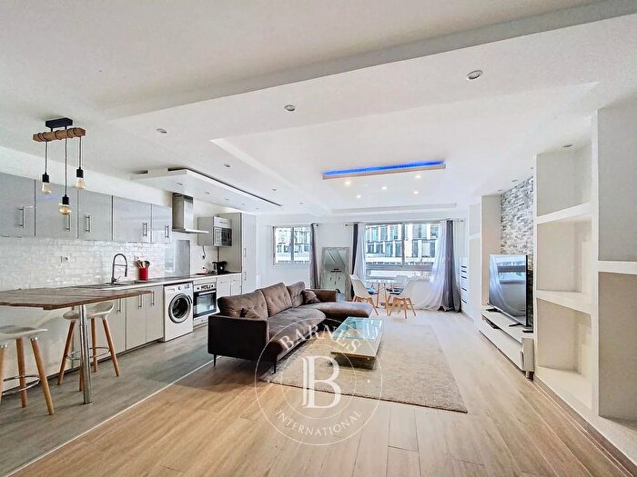 Courbevoie, Gambetta, La Défense : Appartement 4 pièces à louer