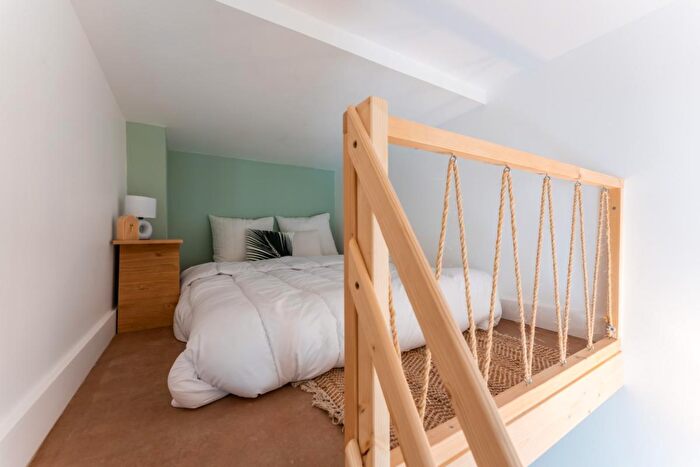 Appartement à louer - Bordeaux, Saint-Genès - 1 pièce - 15 chambres