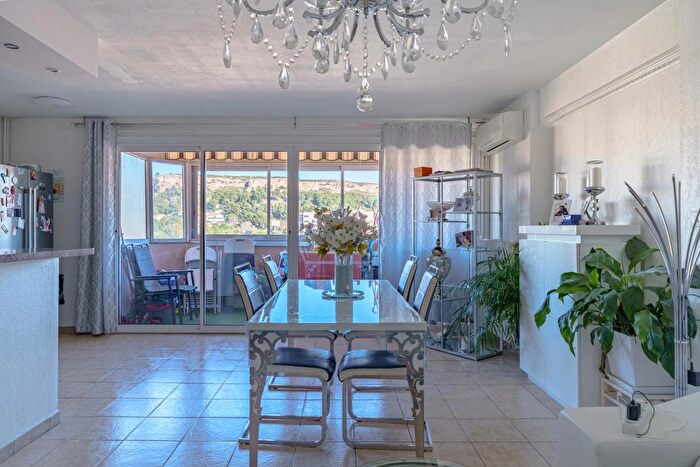 Appartement à vendre - Vitrolles, Centre-ville, Roucas, Les Pins, Le Liourat - 3 pièces - 2 chambres