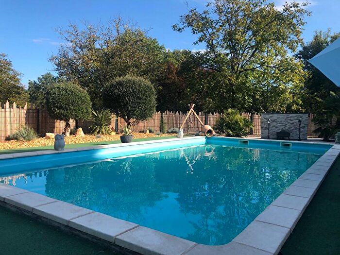 Maison à vendre - Savignac-les-Églises - 7 pièces - 4 chambres