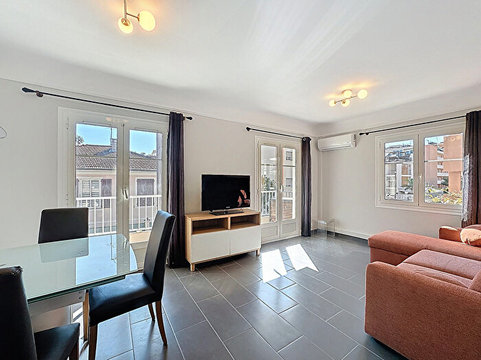 Appartement à louer - Roquebrune-Cap-Martin, Carnolès, Gare, Cap Azur - 2 pièces - 1 chambre