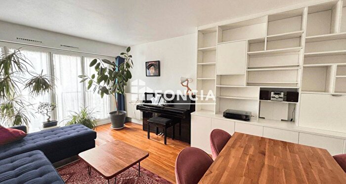 Appartement 4 pièces à louer à Buttes Chaumont, Paris 19ème arrondissement
