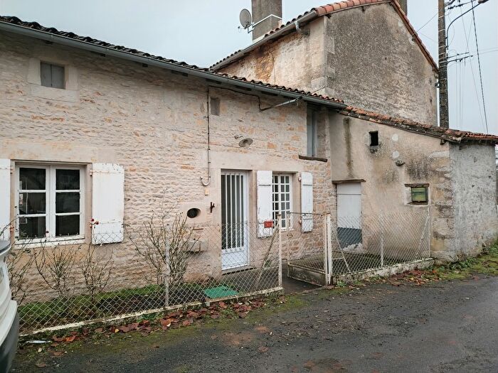 Maison à vendre - Saint-Macoux - 4 pièces - 3 chambres