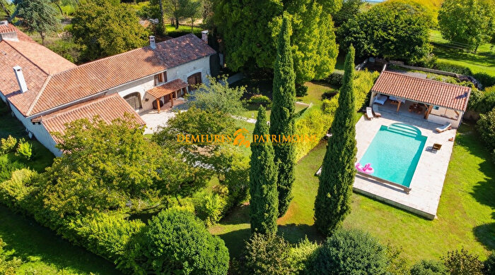 Maison à vendre - Salles-Lavalette - 8 pièces - 5 chambres