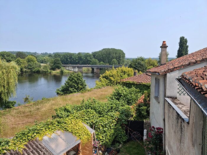 Maison à vendre - Availles-Limouzine - 6 pièces - 3 chambres