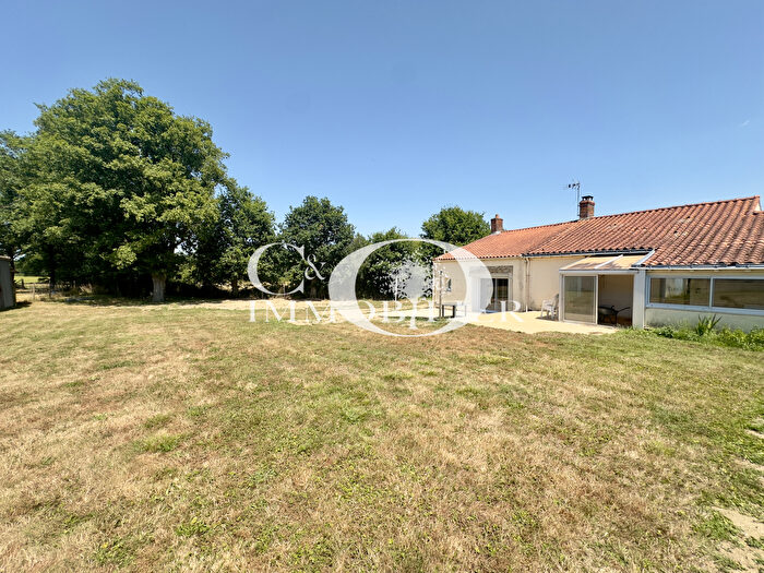 Maison à vendre - Saint-Étienne-du-Bois - 5 pièces - 4 chambres