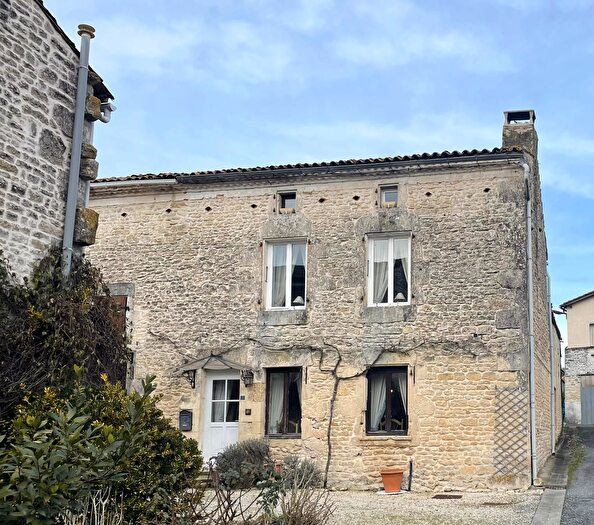 Maison à vendre - Saint-Pierre-de-Juillers - 5 pièces - 3 chambres