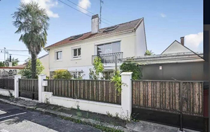 Maison à louer - Mermoz, Villemomble - 9 pièces - 7 chambres