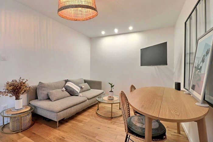 Appartement à louer - La Fourche-Guy Môquet, Paris ème arrondissement - 1 pièce