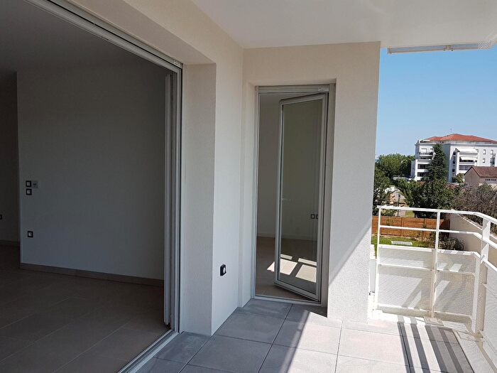 Appartement à vendre - Meyzieu, Centre-ville - 2 pièces - 1 chambre