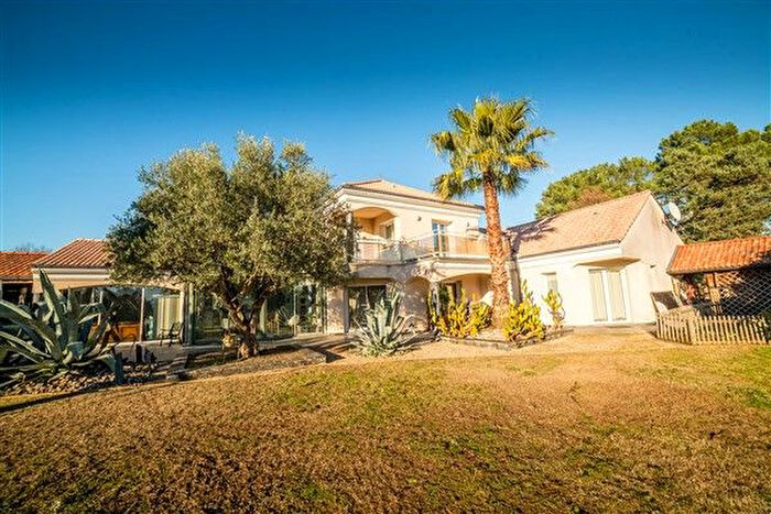 Maison à vendre - Ussac - 8 pièces - 2 chambres