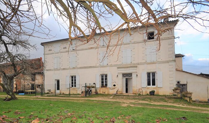 Maison 8 pièces à Montbron, à vendre
