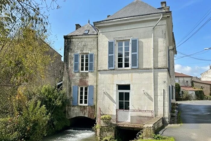 Maison 5 pièces à Saint-Jean-dAngély, à vendre