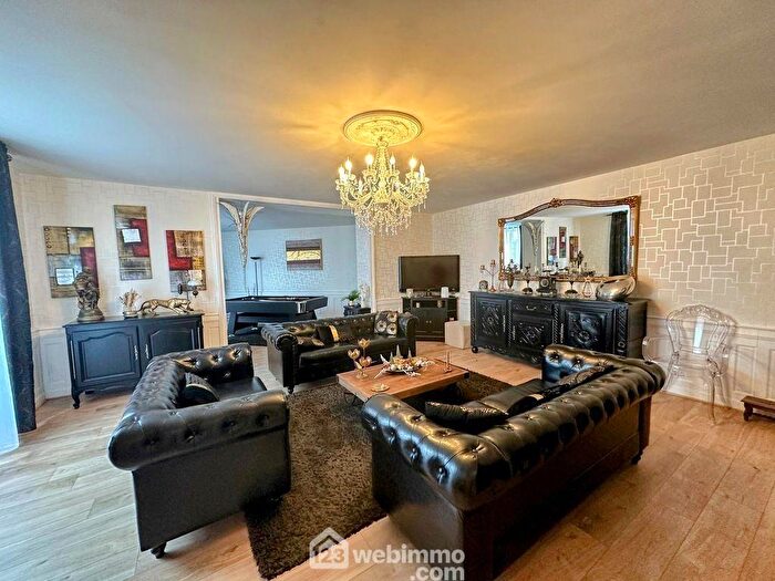 Maison à vendre - Vihiers - 8 pièces - 6 chambres