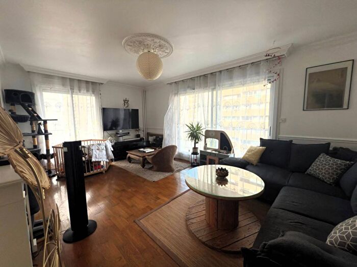 Appartement à louer - Périchelles-Saint Hubert-Centre Gare-Abbesses, Chelles - 4 pièces - 2 chambres