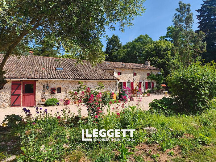 Maison 8 pièces à Brux, à vendre