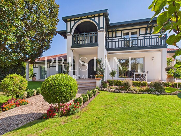 Maison à vendre - Biarritz, Saint-Charles, Phare, Larochefoucauld - 10 pièces - 5 chambres