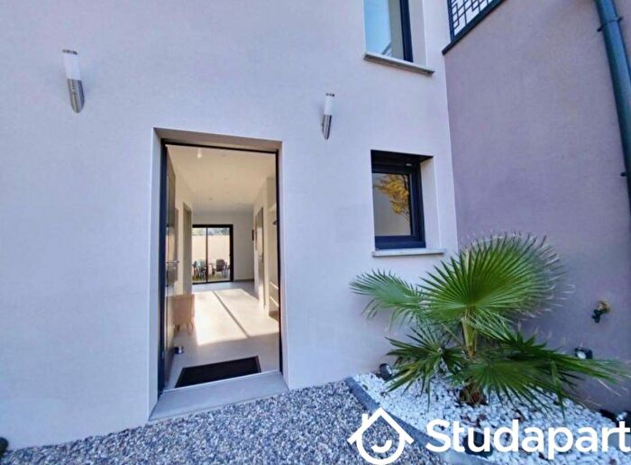 Appartement à louer - Charréard, Vénissieux - 1 pièce - 7 chambres