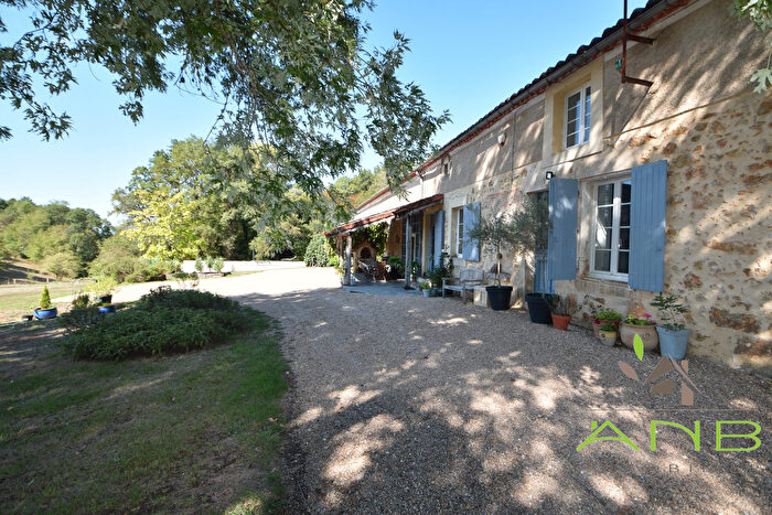 Maison 11 pièces à vendre - Montbron
