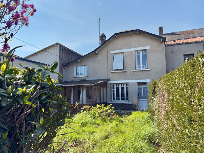 Maison à vendre - La Chapelle-Saint-Laurent - 8 pièces - 5 chambres