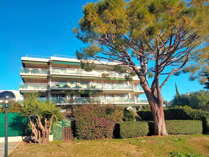 Appartement à vendre - Antibes, Antibes-les-Pins, Trianon, Le Fournel, Peyregoue - 4 pièces - 3 chambres