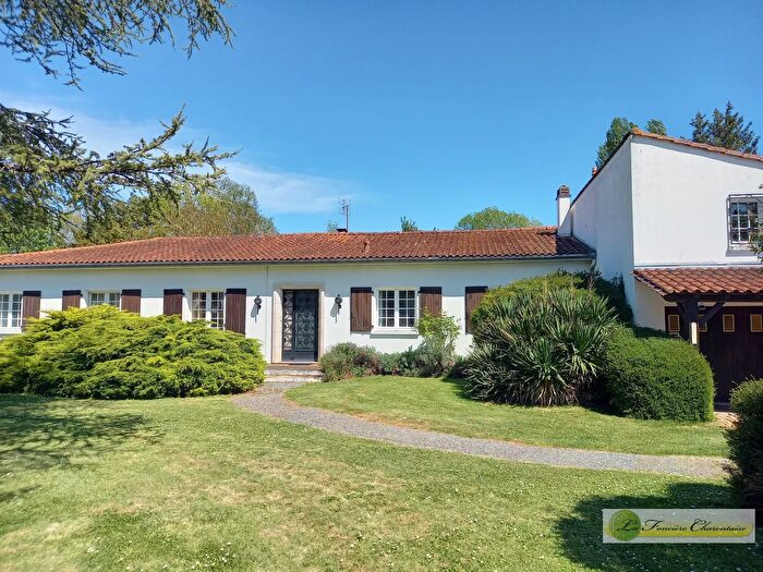 Maison à vendre - Aigre - 11 pièces - 4 chambres