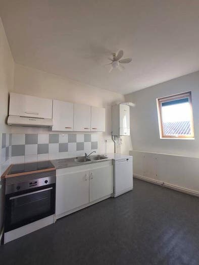 Est, Saint-Junien : Appartement 2 pièces à louer