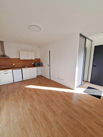 Appartement à louer - La Roche-sur-Yon, Pyramides, Jean-Yole - 1 pièce