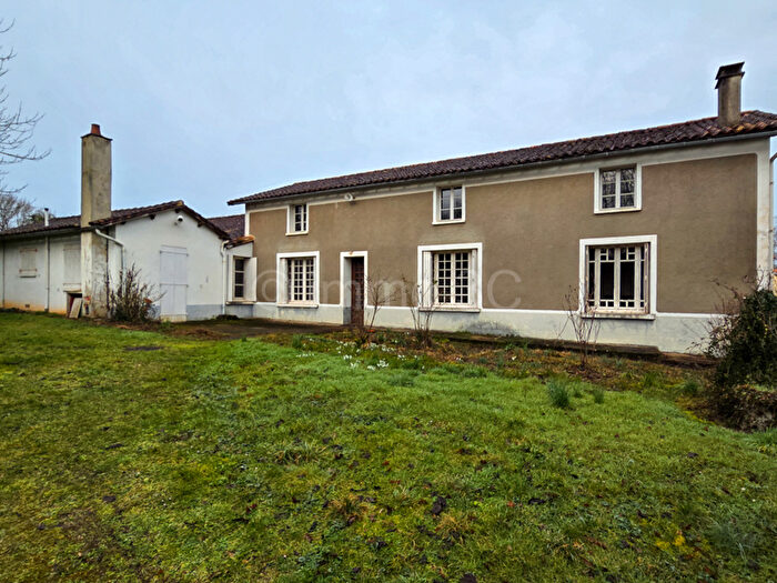 Maison à vendre - Clussais-la-Pommeraie - 5 pièces - 3 chambres