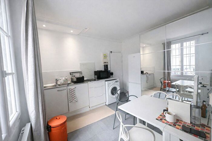 Appartement à louer - La Fourche-Guy Môquet, Paris ème arrondissement - 2 pièces - 1 chambre