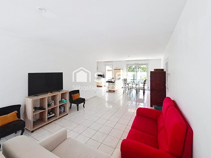 Saint-Léger-des-Bois : Maison 4 pièces à vendre